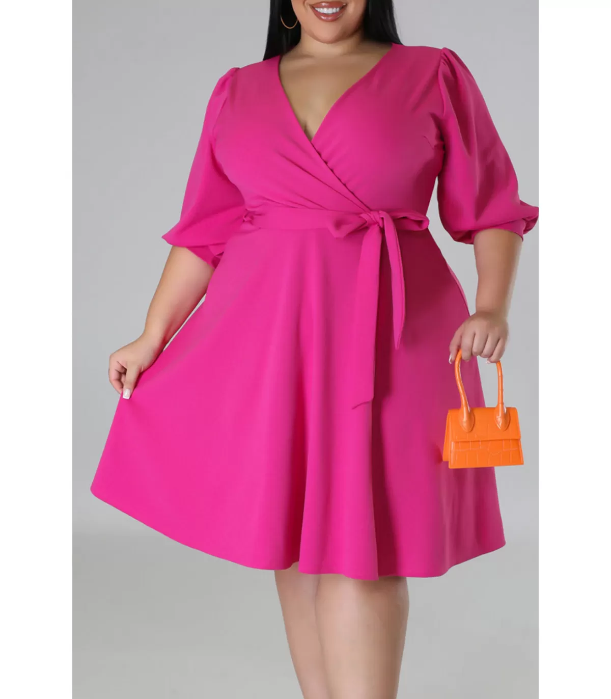 Pinkki wrap-look v-skater-mekko vyöllä (plus size) | HerSecret.fi